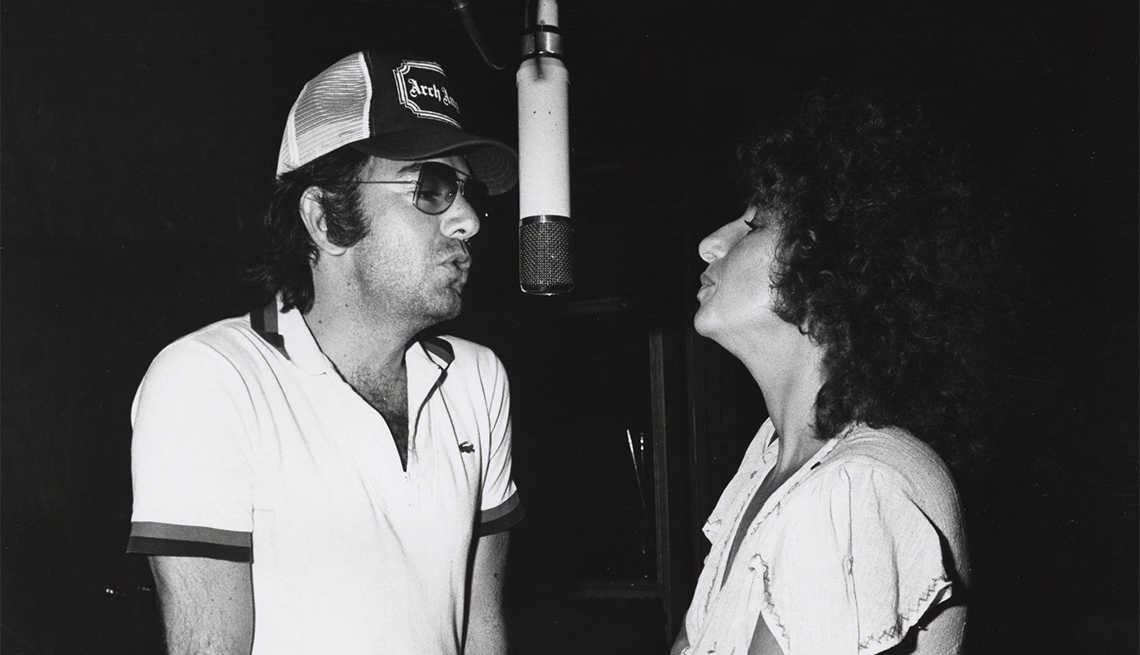 Neil Diamond and Barbra Streisand - You Don't Bring Me Flowers (Live at ...